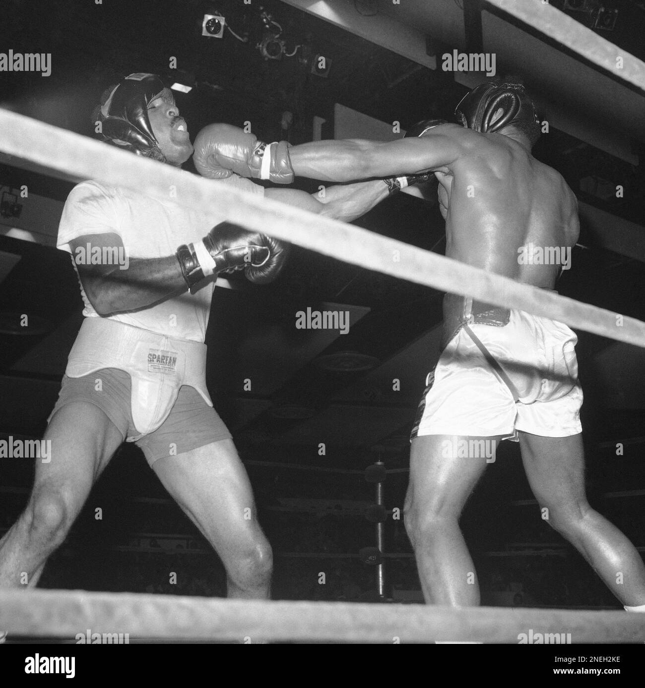 Muhammad Ali, right, trains for his upcoming fight against Oscar ...