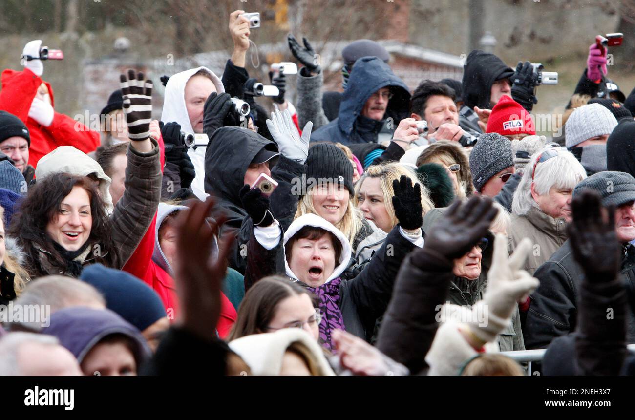 Elvis Presley fans brave freezing temperatures and cheer members of the ...