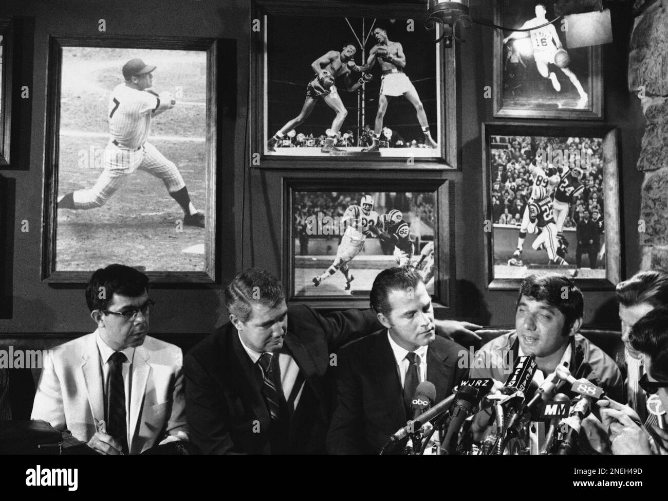 Sportscasters Pat Summerall and Frank Gifford, center, both former ...