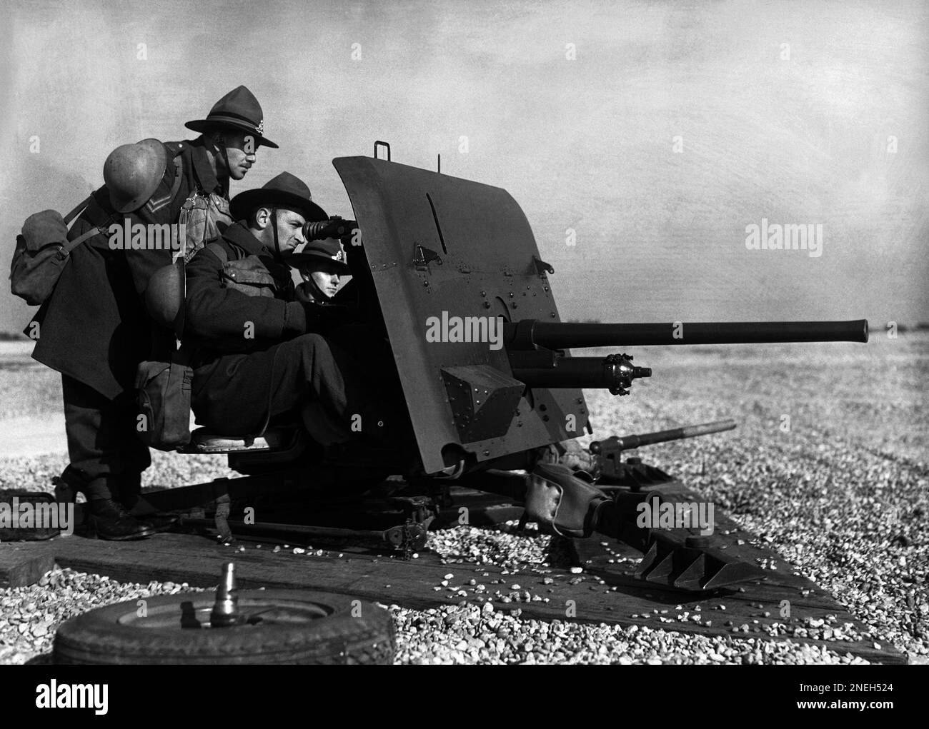 New Zealanders manning an anti-tank gun, playing their part in Britain ...