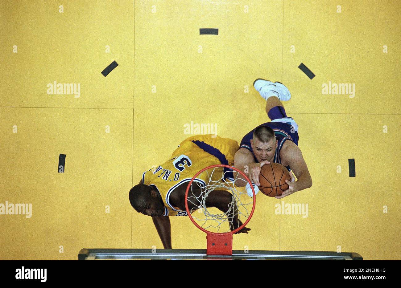 Utah Jazz?s Greg Foster, right, goes up for a slam dunk over Los ...