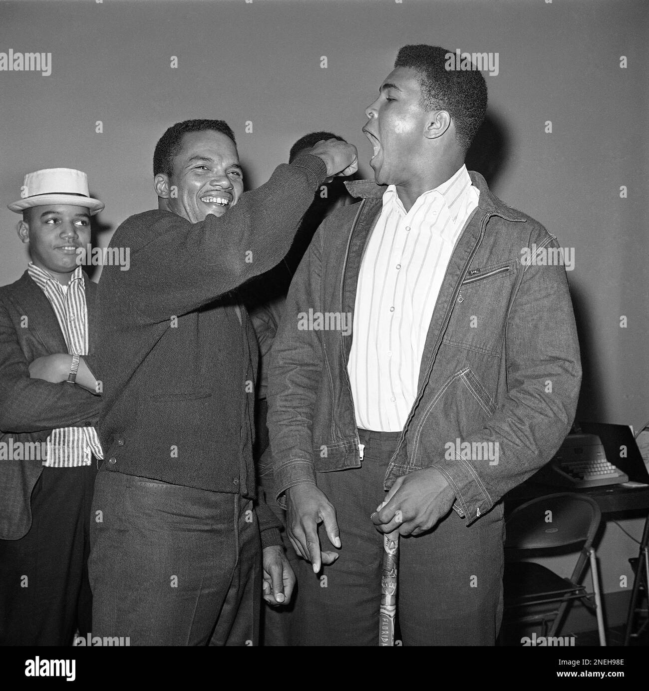 Boxer Eddie Machen, left, aims a fist toward the open mouth of Cassius ...