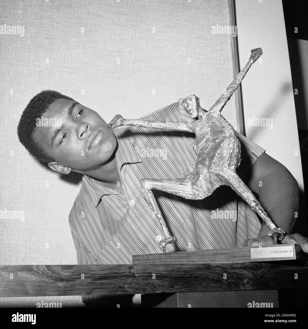Muhammad Ali inspects bronze statue presented to him in New York, March ...