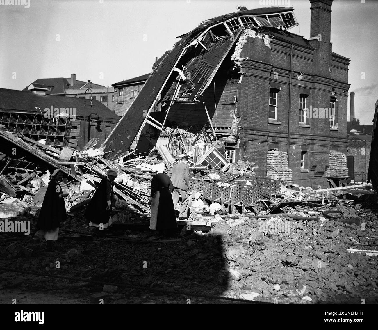 Destruction bombing building exterior damaged hi-res stock photography ...