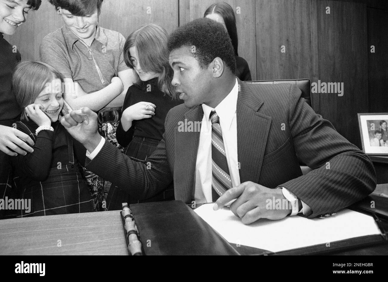 Muhammad Ali kids with seven-year-old Sarah Whelan after signing to ...