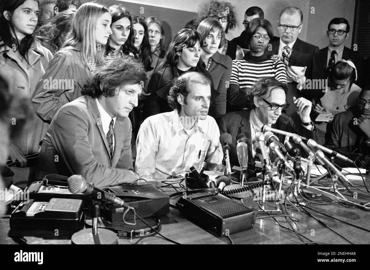 Paul Potter, left, a college roommate of defendant Rennie Davis and ...