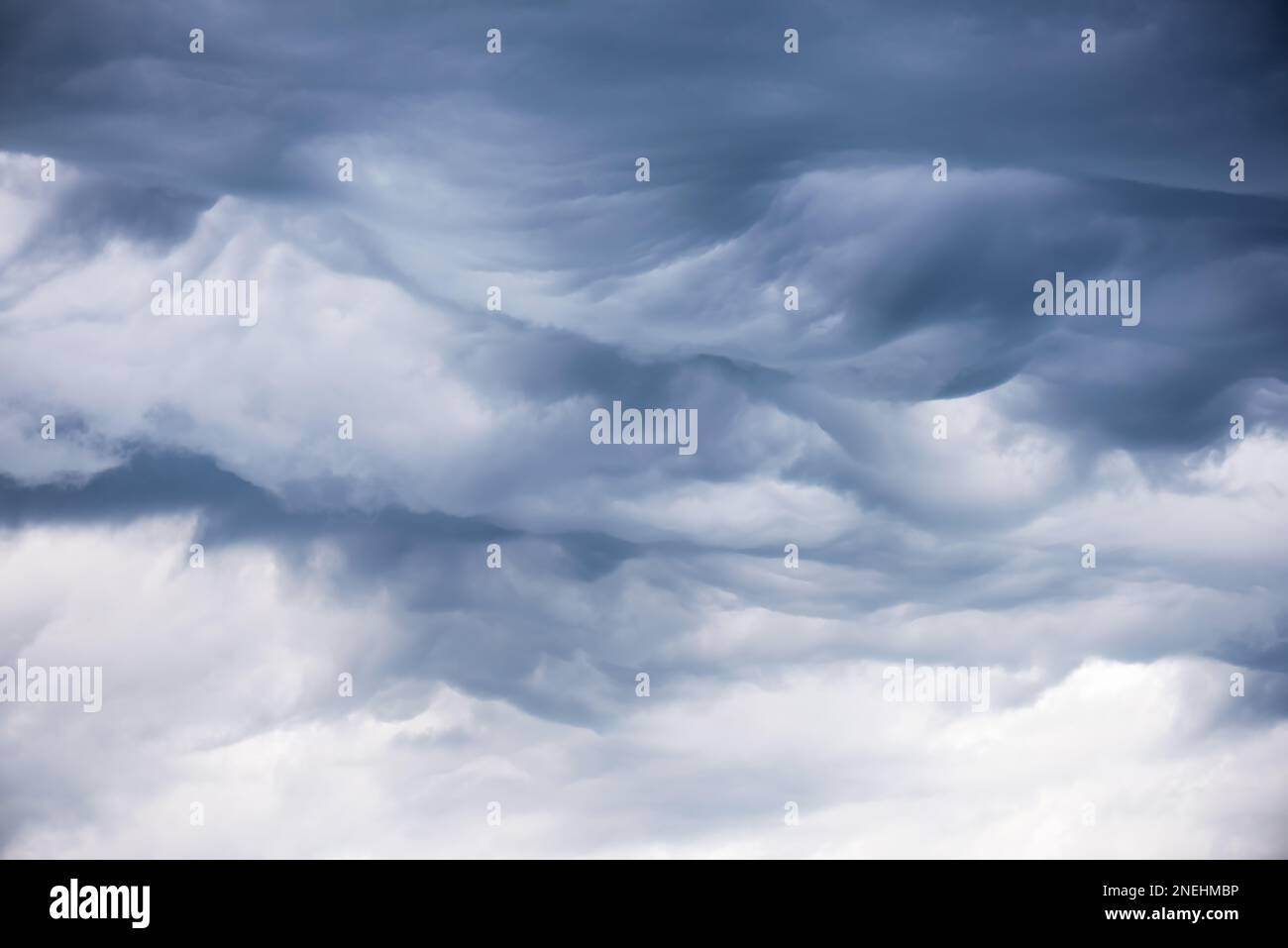 Spectacular Undulatus Asperatus Clouds with dark blue textures and ...
