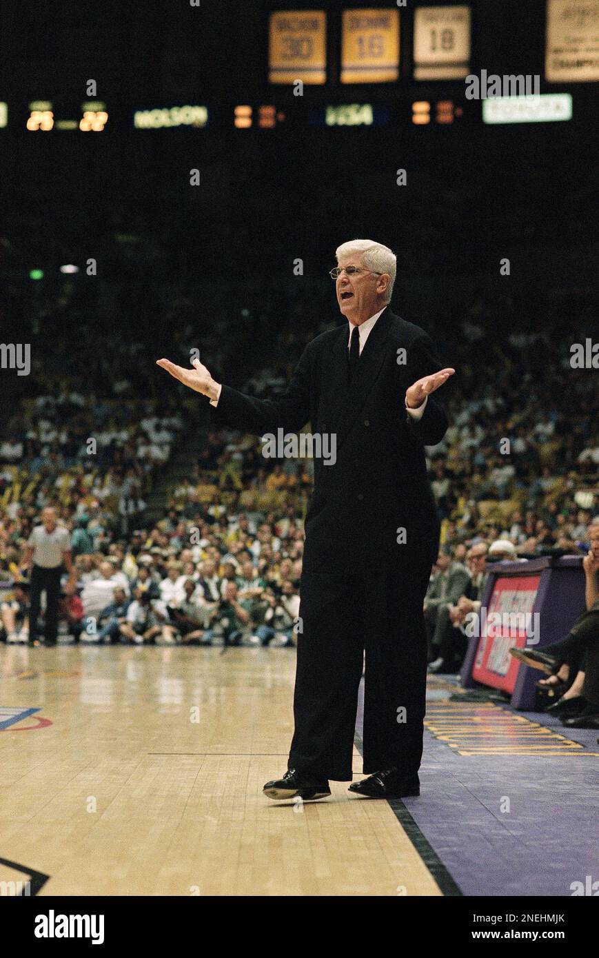 Los Angeles Lakers head coach Del Harris reacts to a referee?s call ...