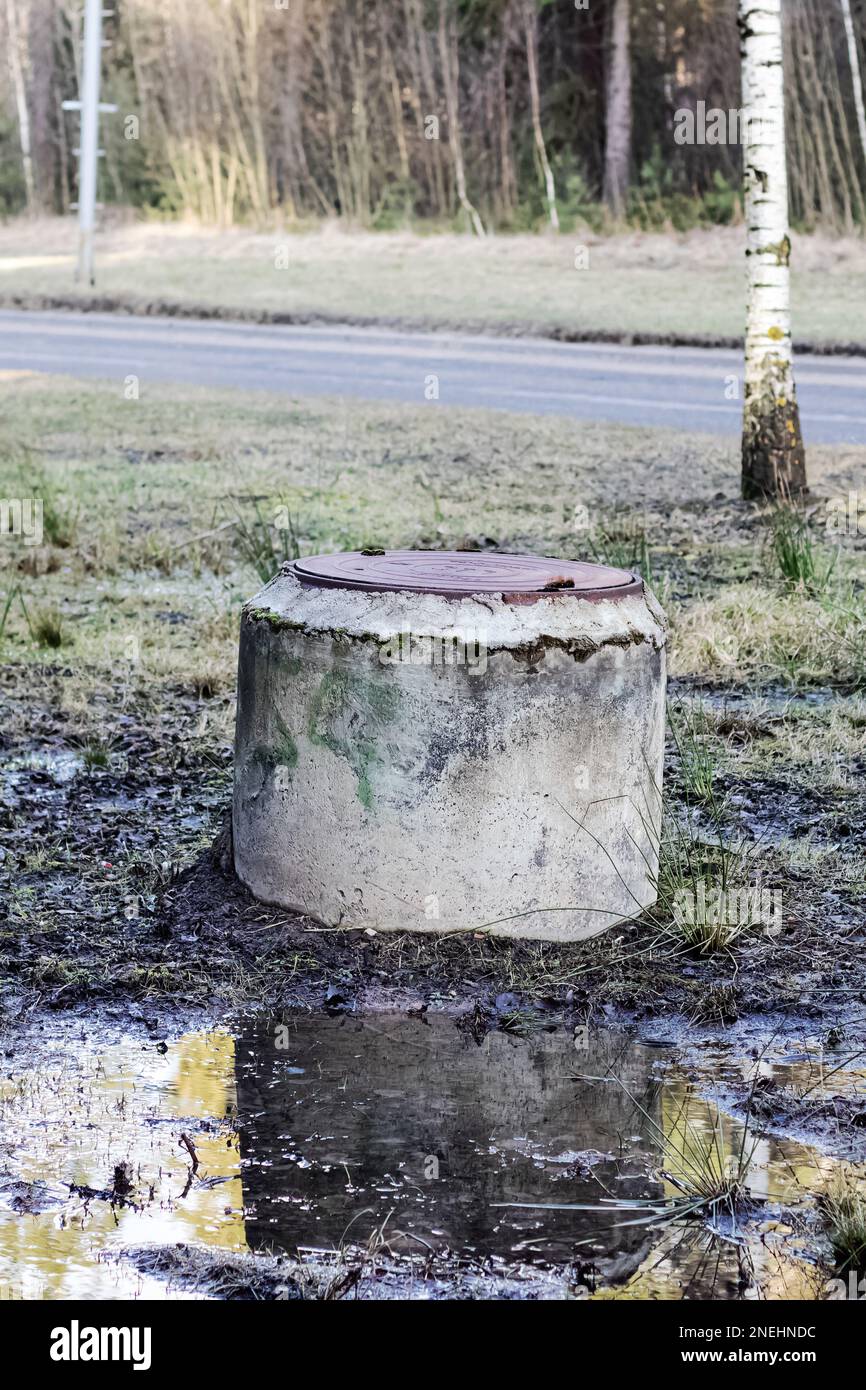 Well shaft house hi-res stock photography and images - Alamy