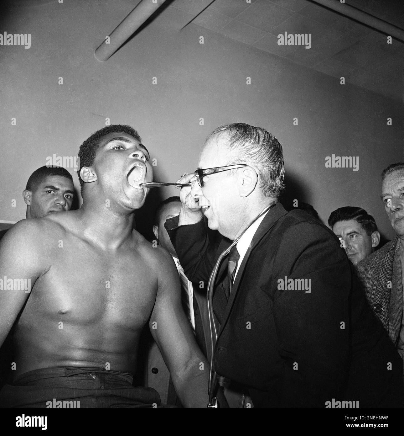 Dr. Nathan Shapiro didn?t have to promise a lollipop to get heavyweight champion Muhammad Ali to ...
