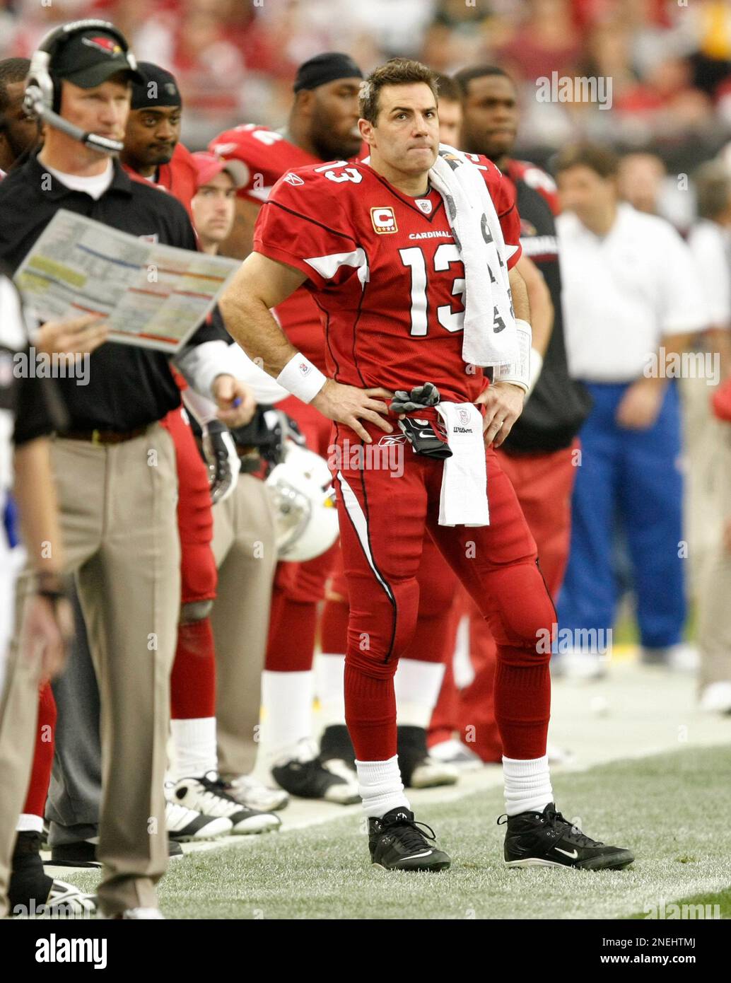 Arizona Cardinals quarterback Kurt Warner (13) watches from the ...