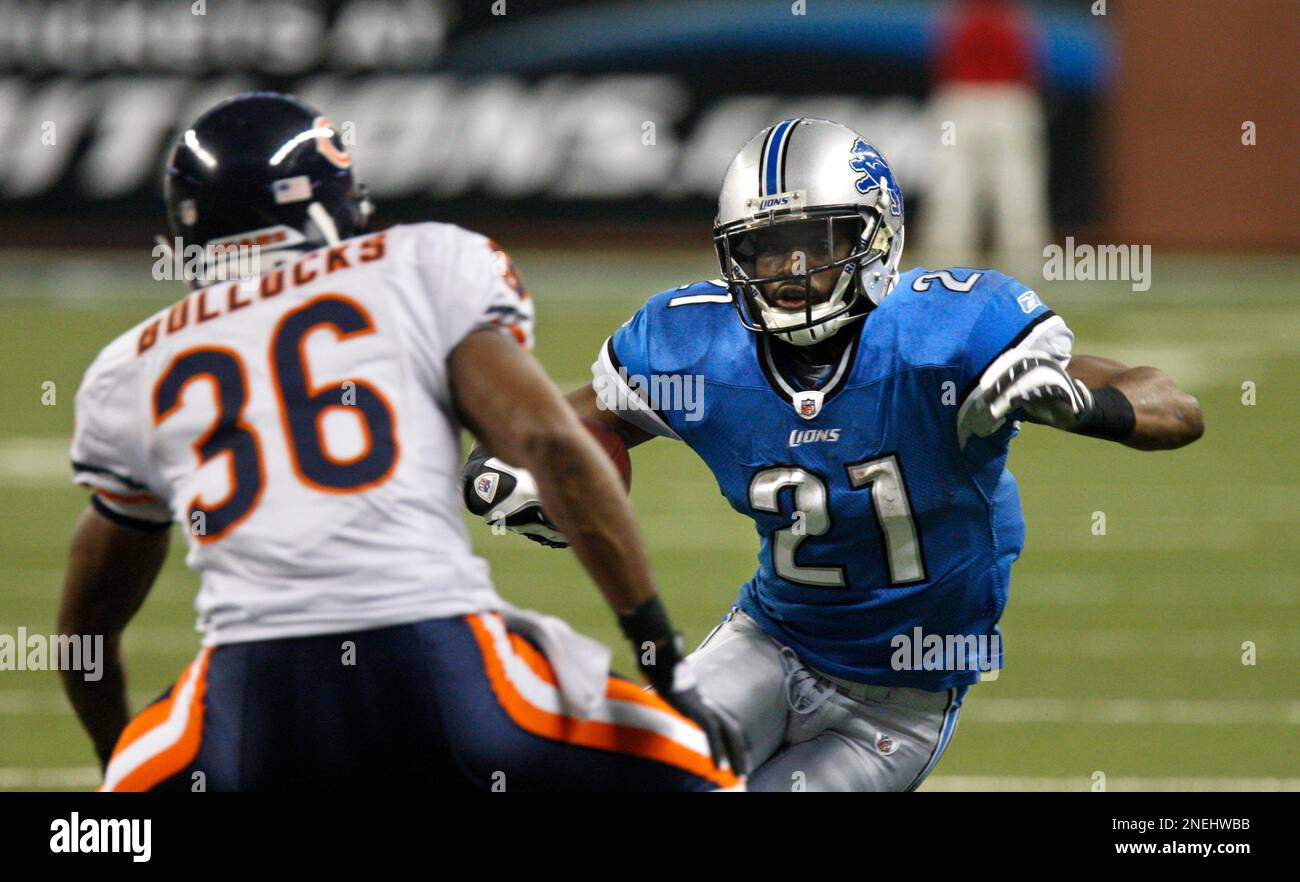 Detroit Lions running back Aaron Brown (21) runs into Chicago Bears ...