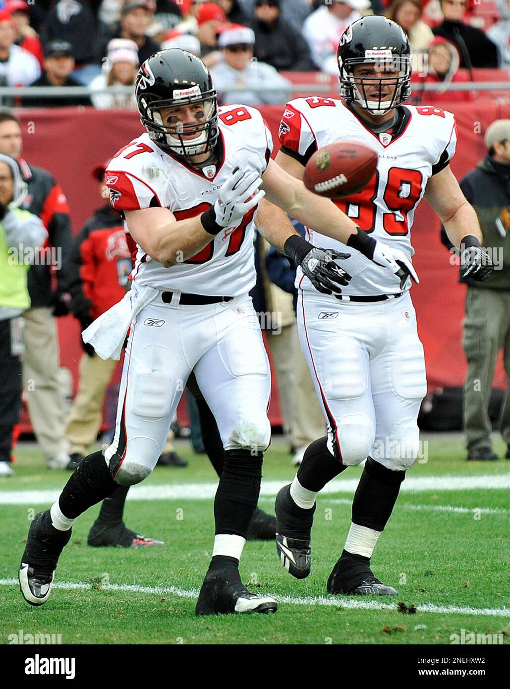 Atlanta Falcons' Keith Zinger (89) watches as tight end Justin Peele ...