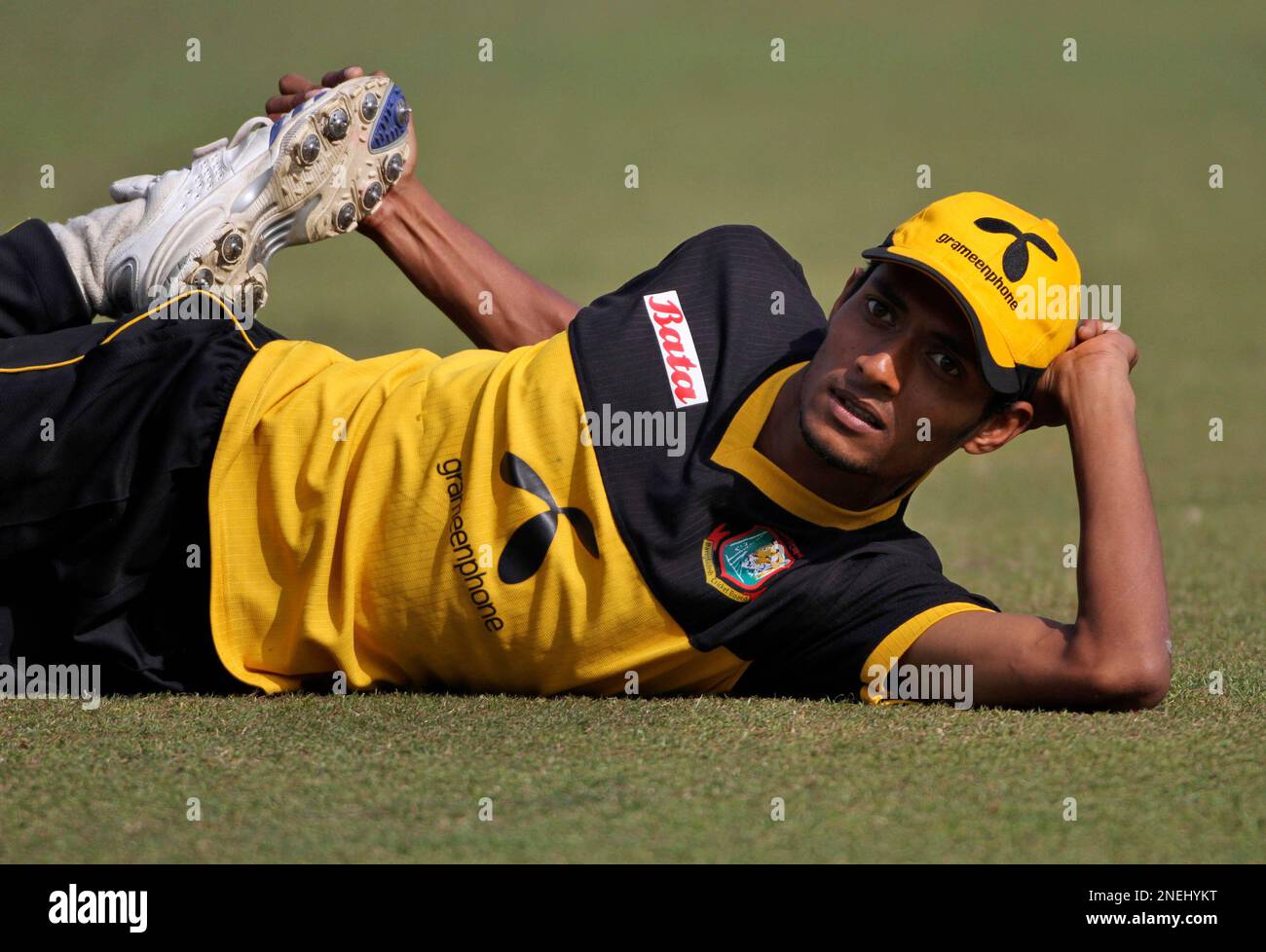 Bangladesh crick player Shafiul Islam stretches during a practice ...