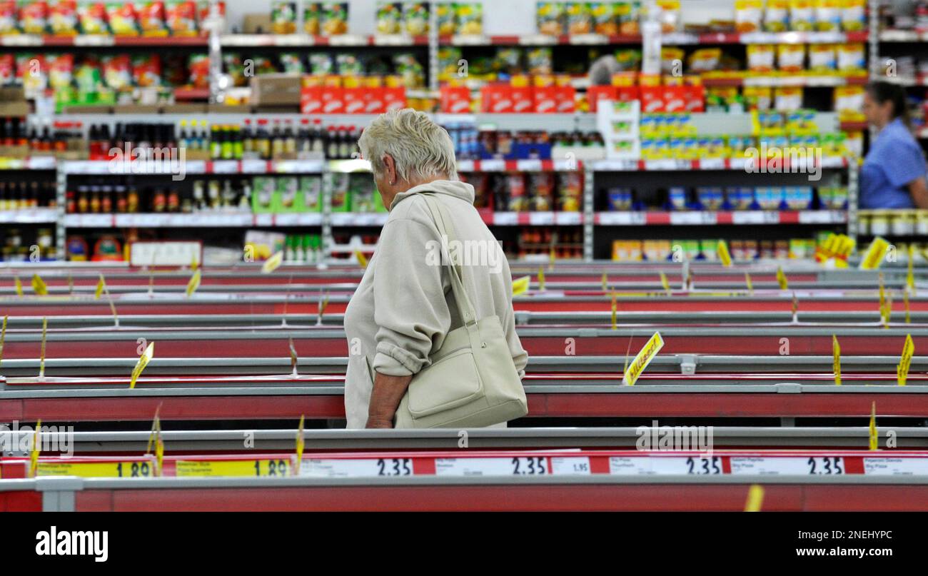 ARCHIV - Kunden gehen am 10. Juni 2009 in Dresden durch die ...