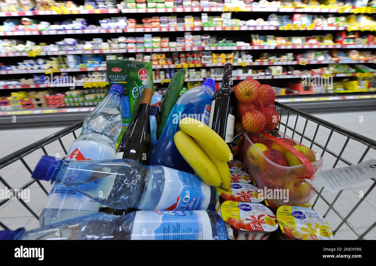 ARCHIV - Ein mit Waren gefuellter Einkaufswagen steht am 10. Juni 2009 ...