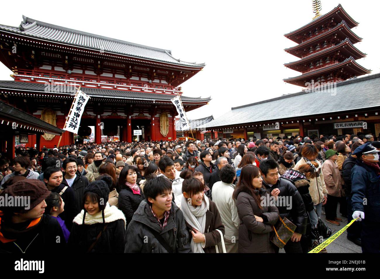 People line up and wait for their turn to worship at Sensouji temple in ...