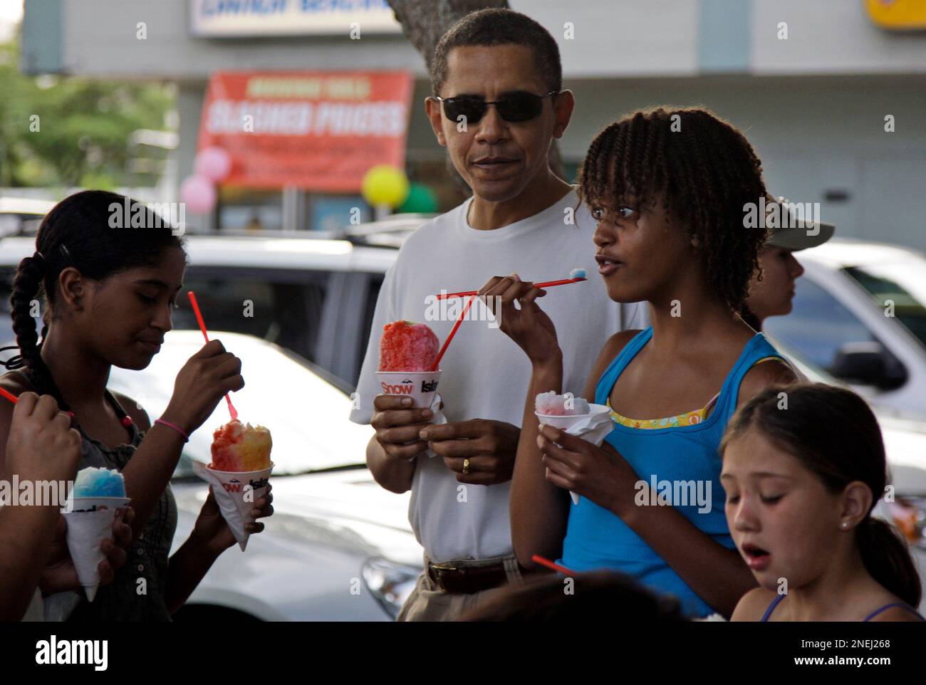 President Barack Obama has shave ice with his daughter Malia Obama, 11 ...