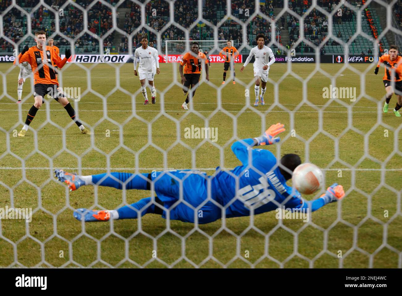 Rennes' goalkeeper Steve Mandanda fails to save the goal from Shakhtar ...