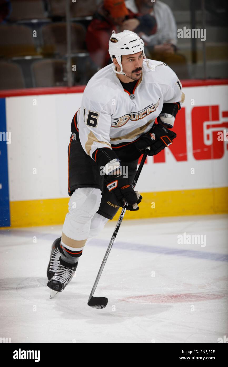 Anaheim Ducks right winger George Parros warms up before facing the ...