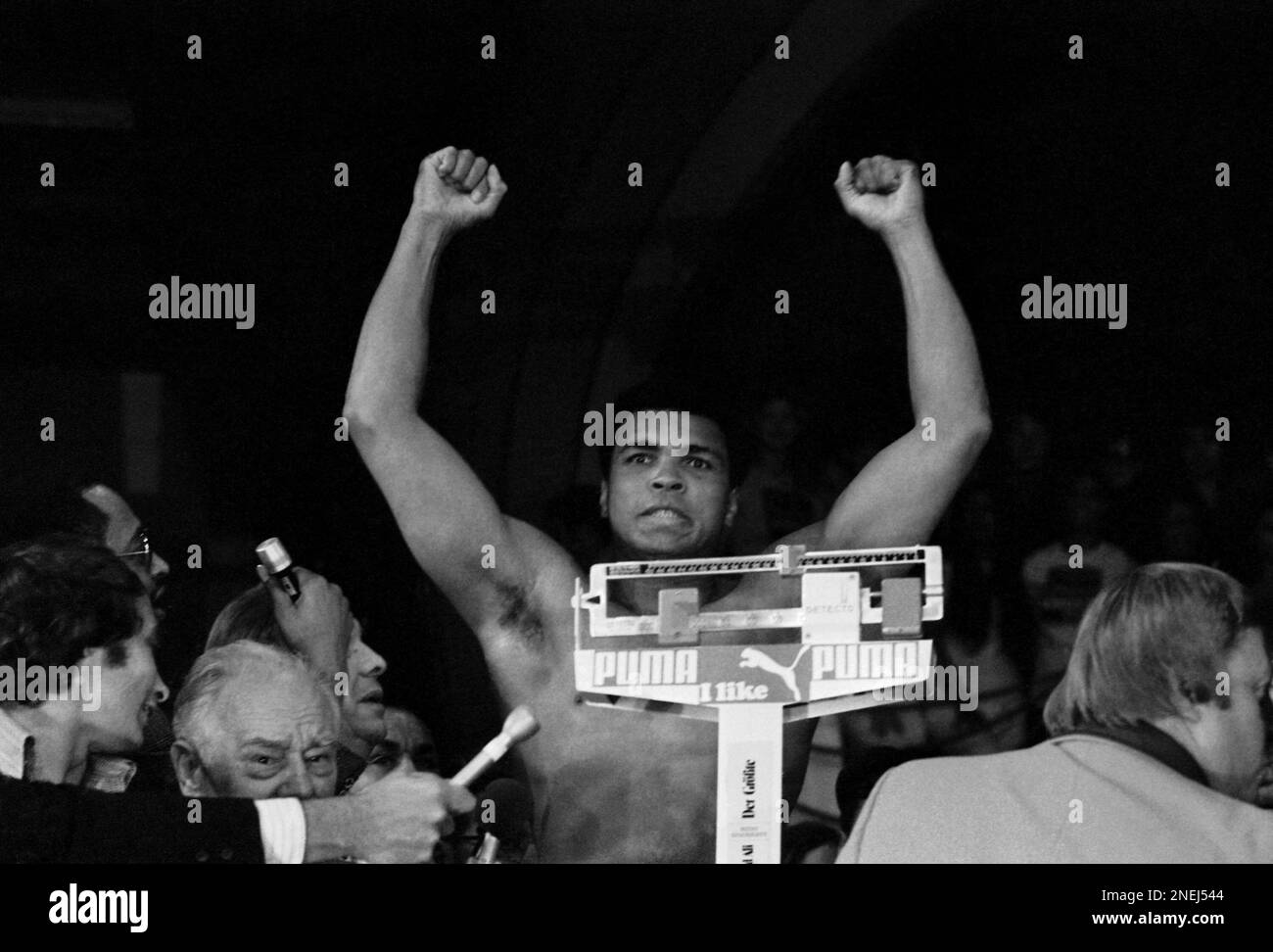 World heavyweight boxing champion Muhammad Ali waves with his fists ...