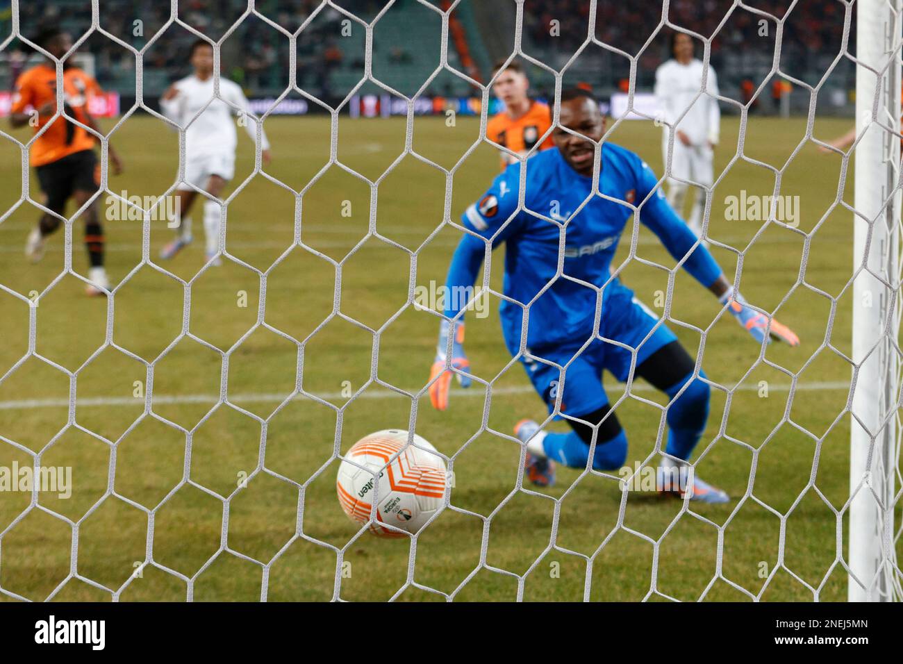 Rennes' goalkeeper Steve Mandanda fails to save the goal from Shakhtar ...
