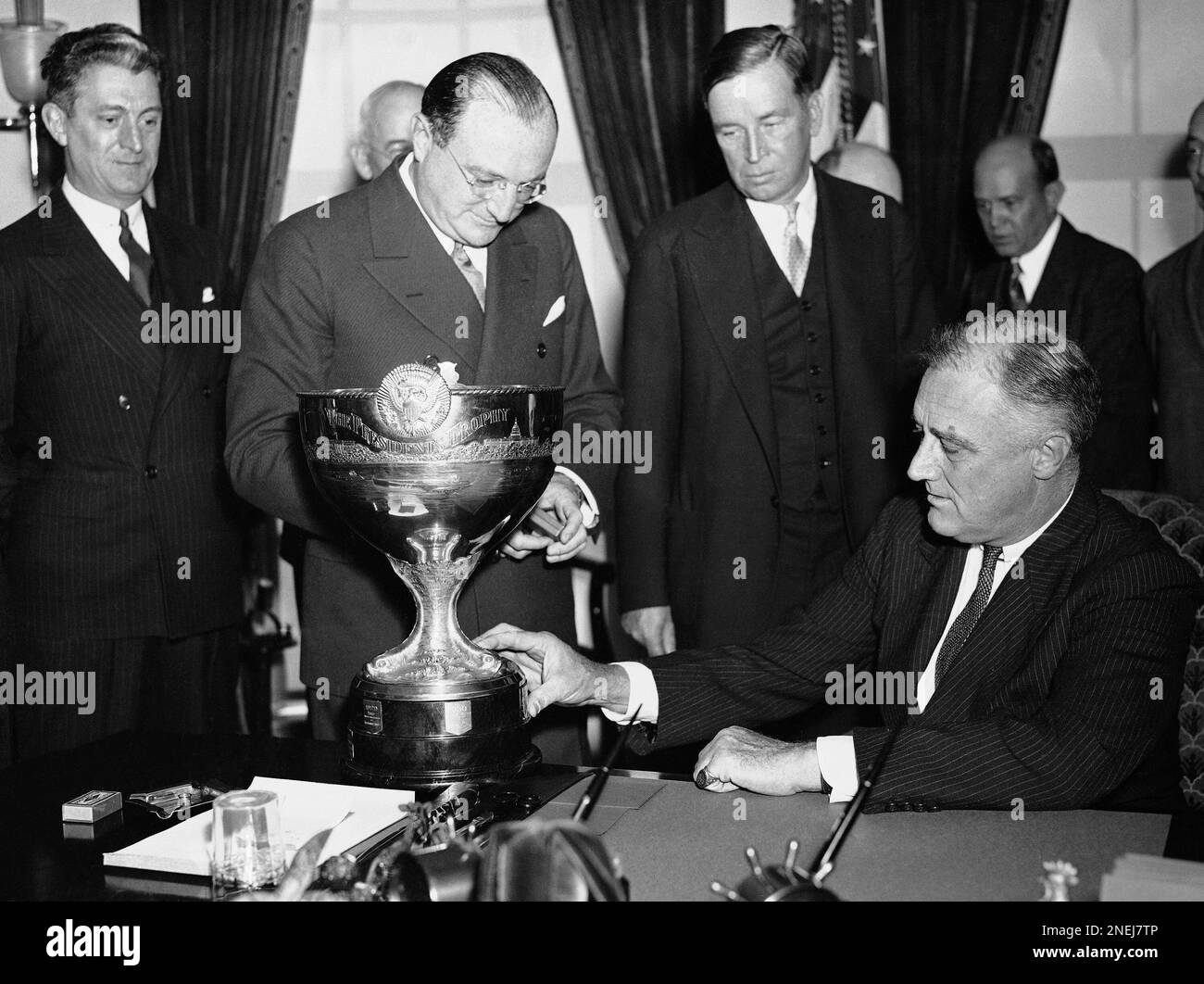 Herbert A Mendelsohn of Detroit and President Franklin Roosevelt look ...