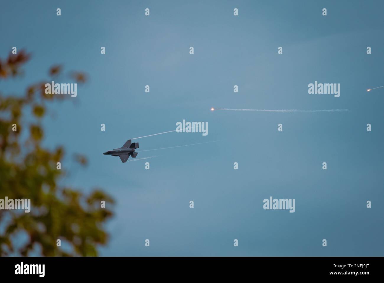 A F-35 Mid-Flight performing air stunts with flares Stock Photo - Alamy