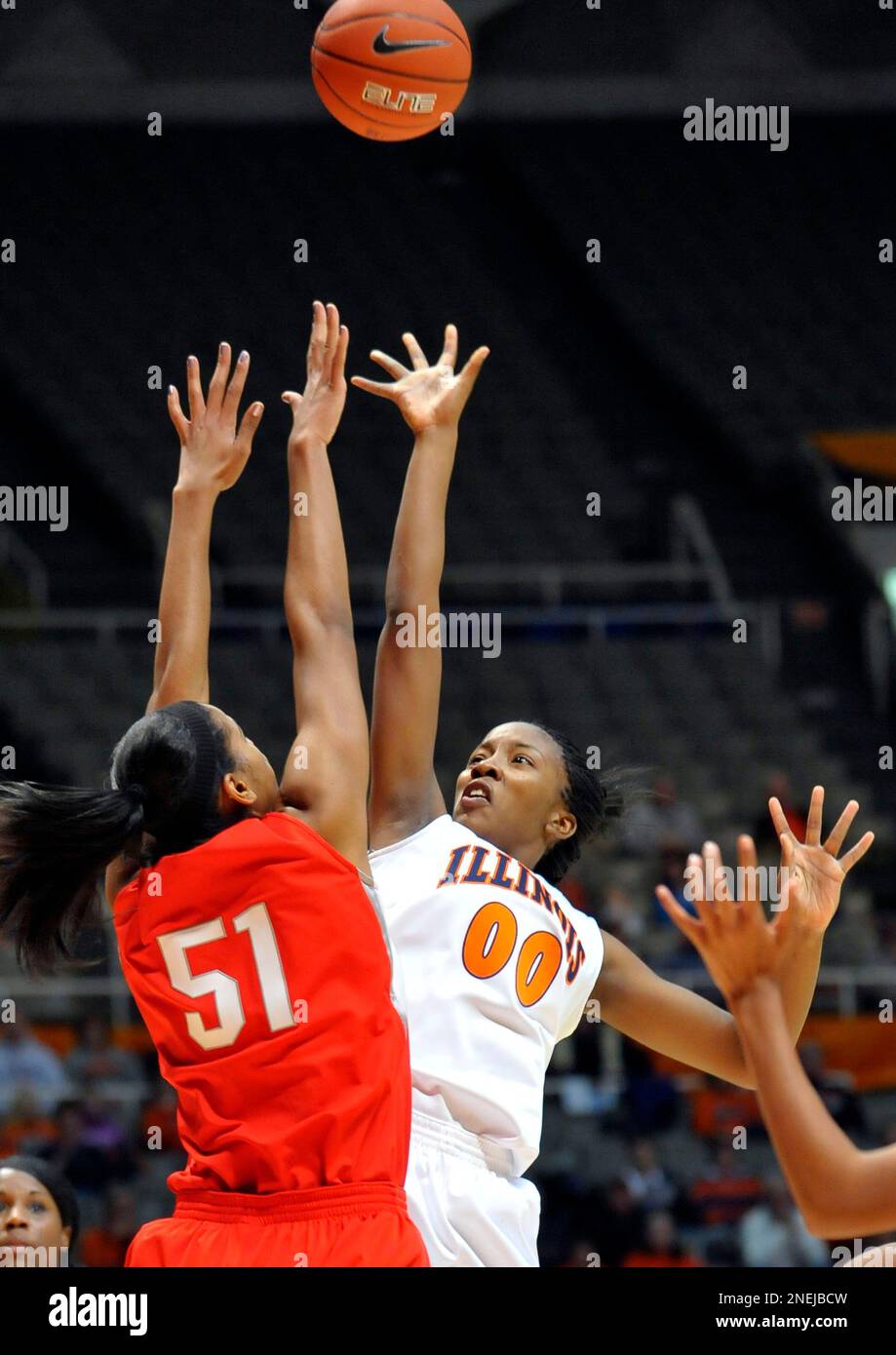 Illinois' Karisma Penn (00) shoots over Ohio State's Andrea Walker (51 ...