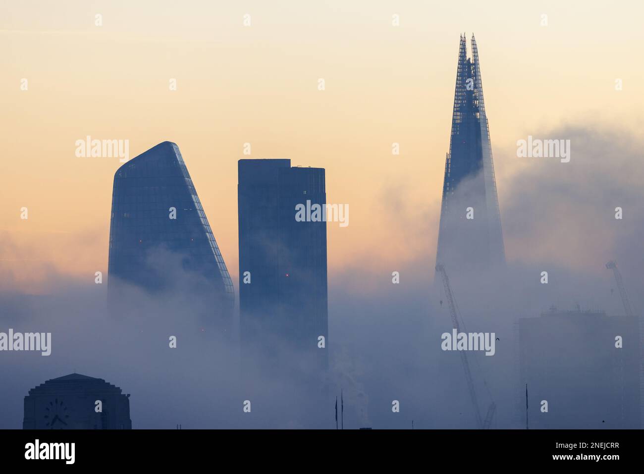 Heavy Mist hangs over the British capitol Stock Photo - Alamy