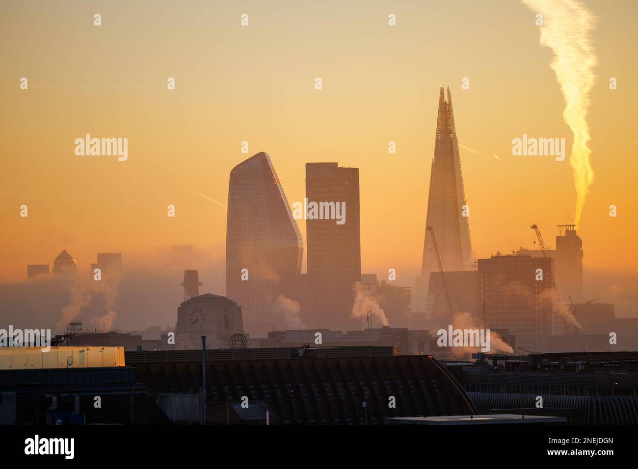 Heavy Mist hangs over the British capitol Stock Photo - Alamy