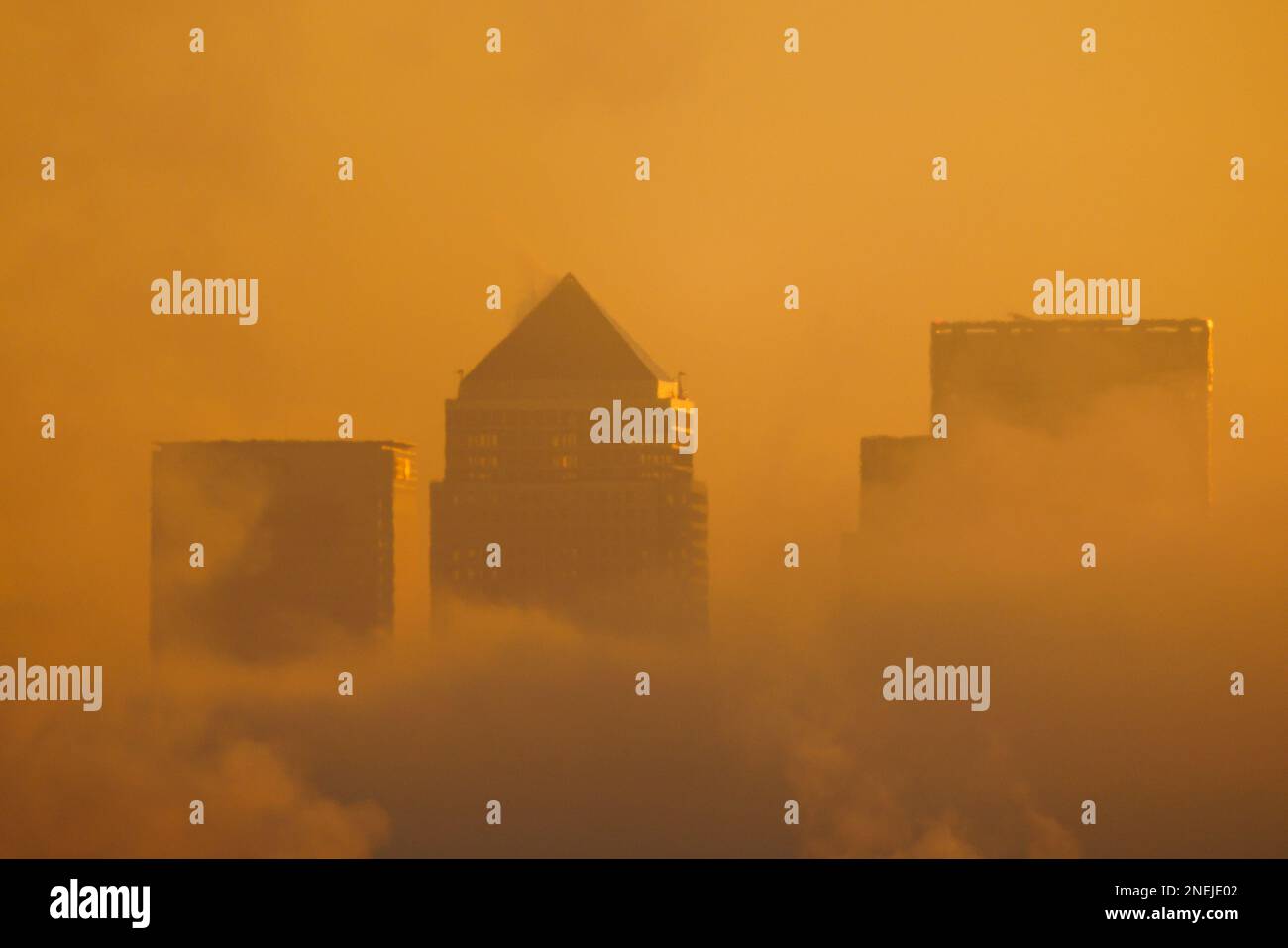 Heavy Mist hangs over the British capitol Stock Photo - Alamy