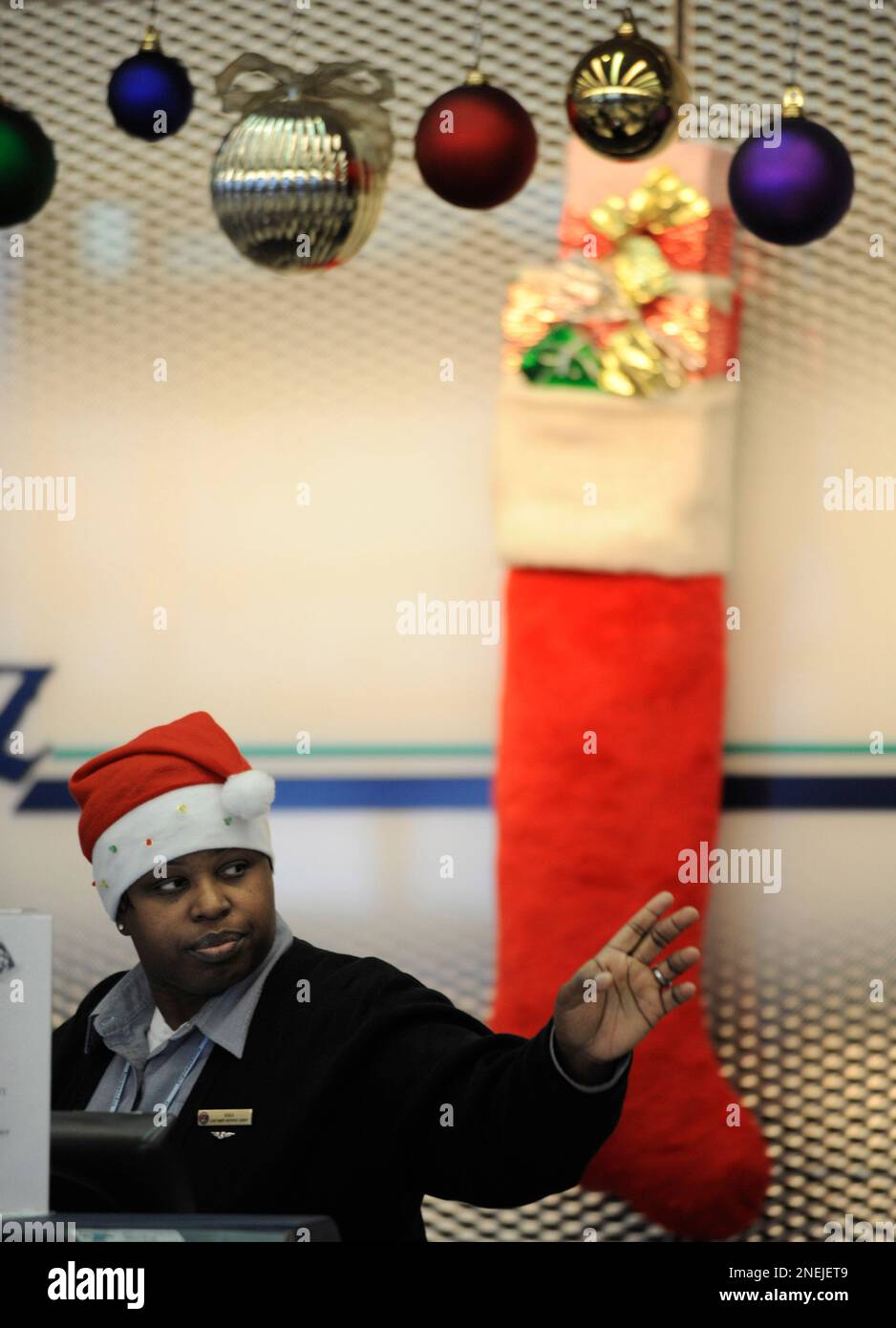 Alaska Airlines employee Nina Watkins helps a passenger at O'Hare ...