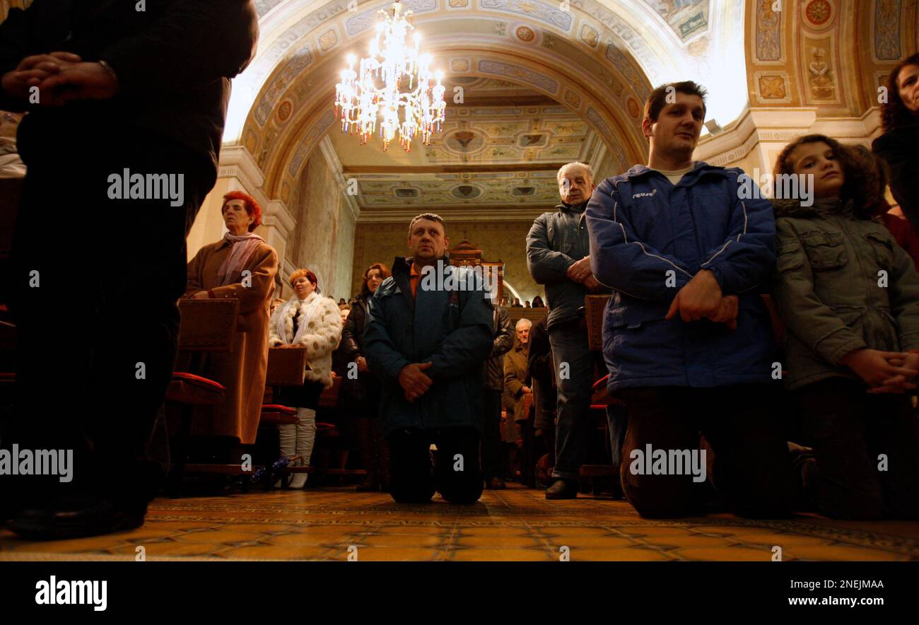Bosnian Catholic worshippers attend Christmas midnight mass at the ...