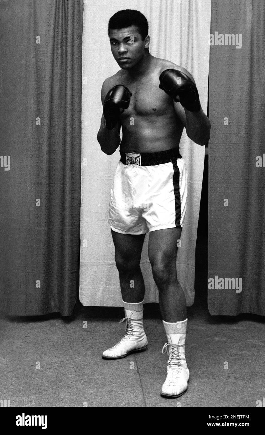 Heavyweight boxer Muhammad Ali poses during weigh-in for his bout with ...