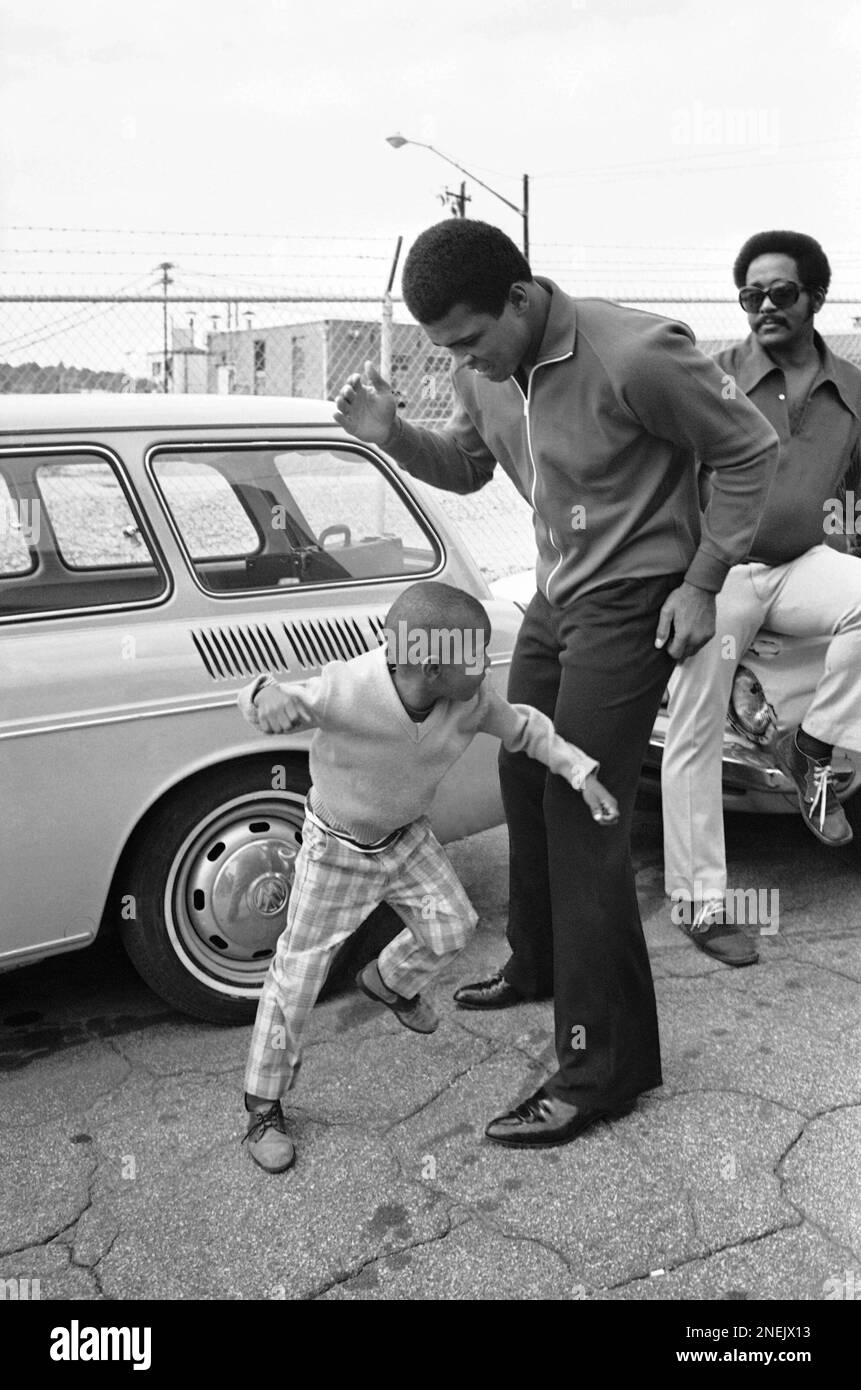 Former heavyweight champion Muhammad Ali spars fun with 6-year-old ...