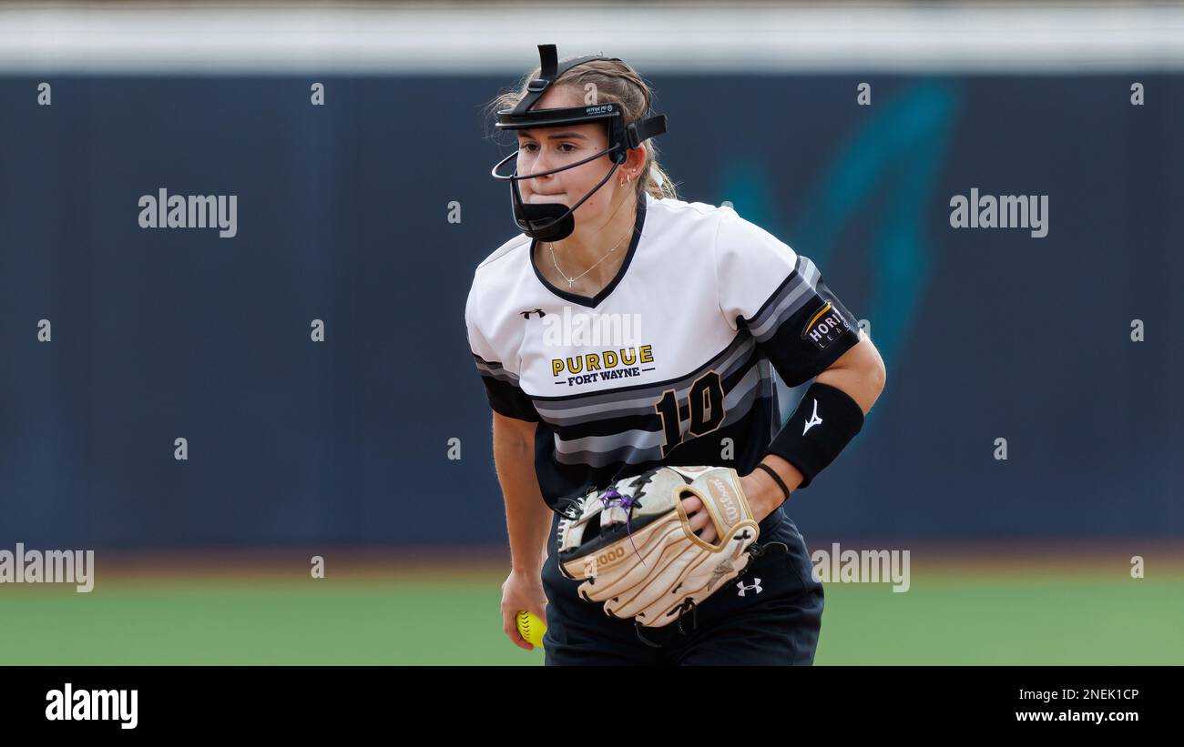 Purdue Fort Wayne's Gracie Brinkerhoff (10) pitches during an NCAA ...