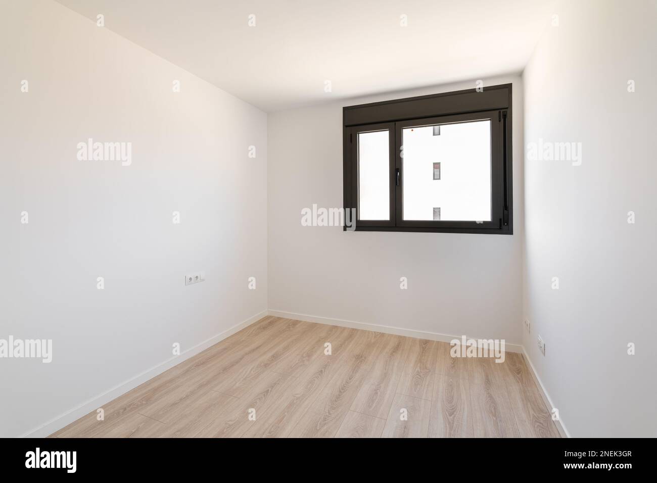 Small empty room without furniture. The floor is new light wood ...