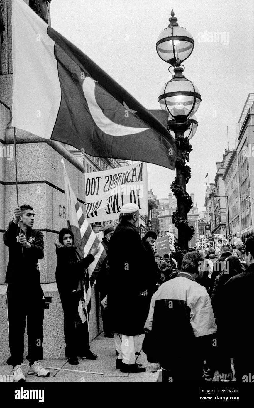 Iraq war protest london 2003 Black and White Stock Photos & Images - Alamy