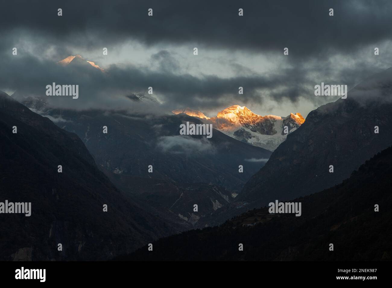 Dramatic mountain landscape in Sagarmatha National Park, Himalayas ...
