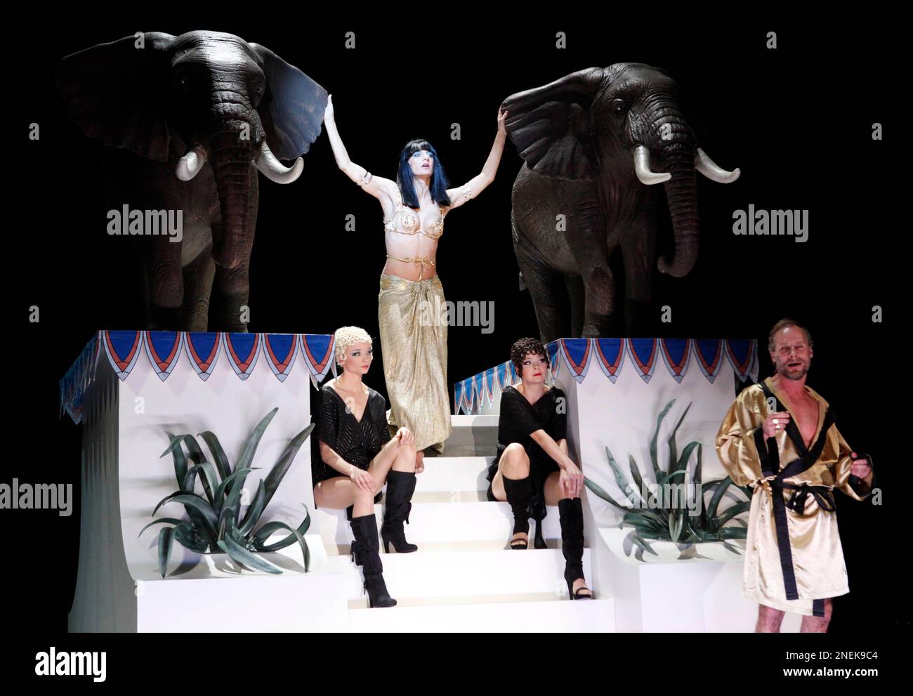 Alexandra Henkel in der Rolle der Charmian, Catrin Striebeck als ...