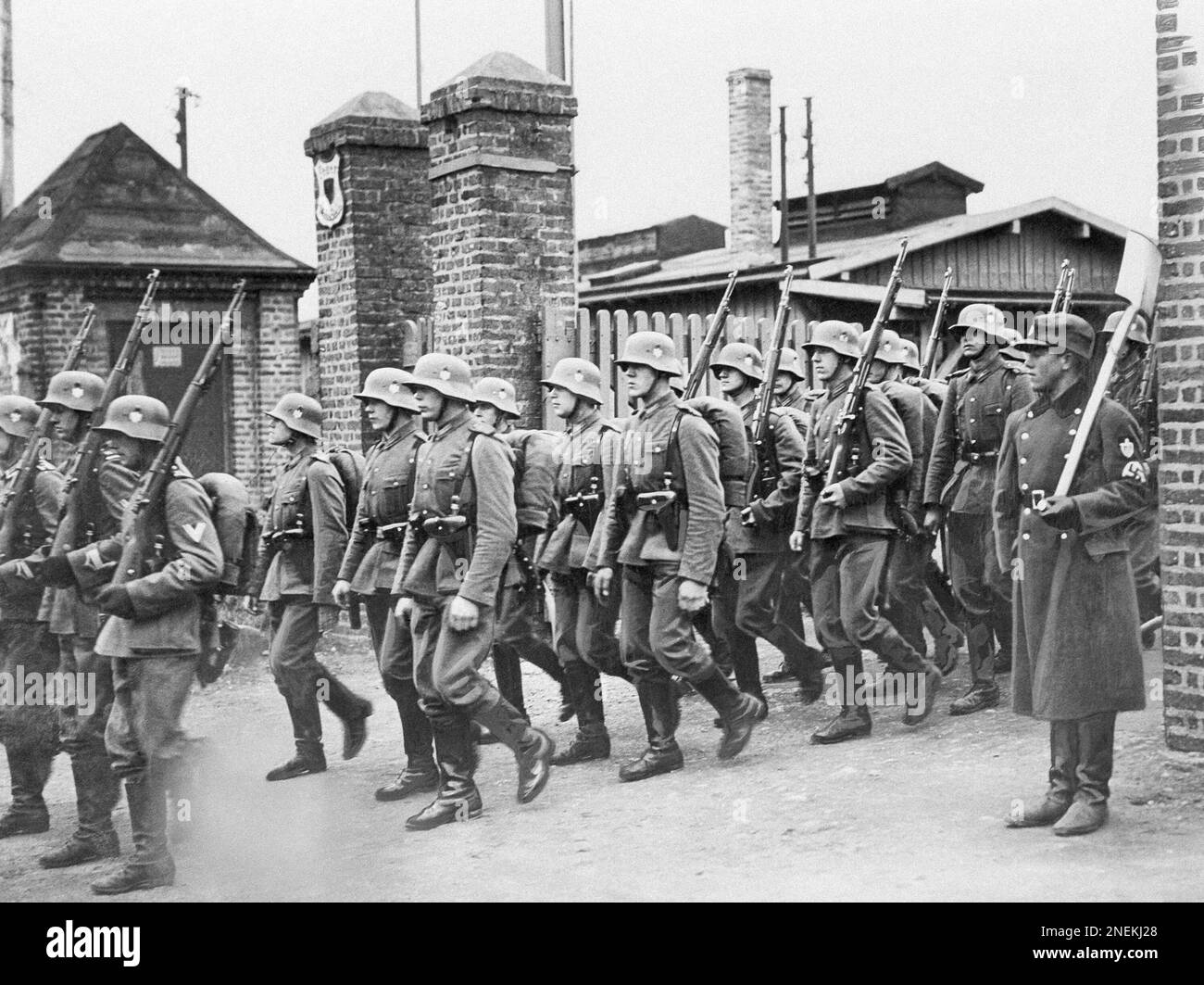 While diplomats debated anxiously in London, Germany?s army stood pat ...
