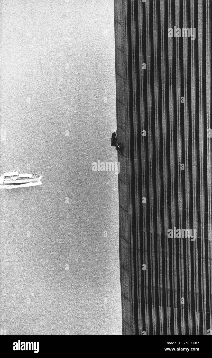 Daredevil Dan ?Spiderman? Goodwin climbs the north tower of the World ...