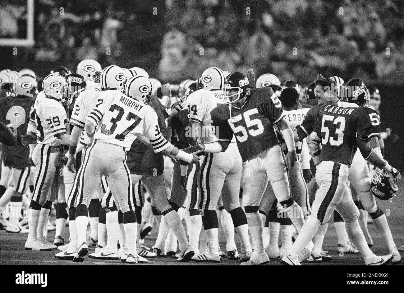 Players of the Green Bay Packers and the New York Giants, right, shake ...