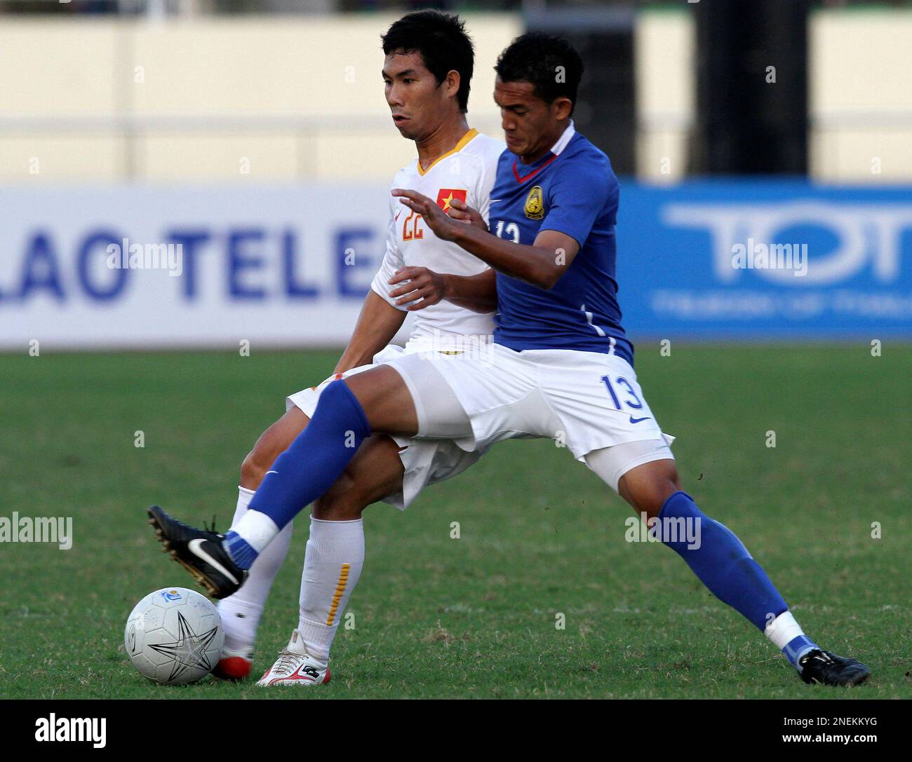 Vo Hoang Quang of Vietnam, left, and Saarani Ahmad Fakri of Malaysia ...
