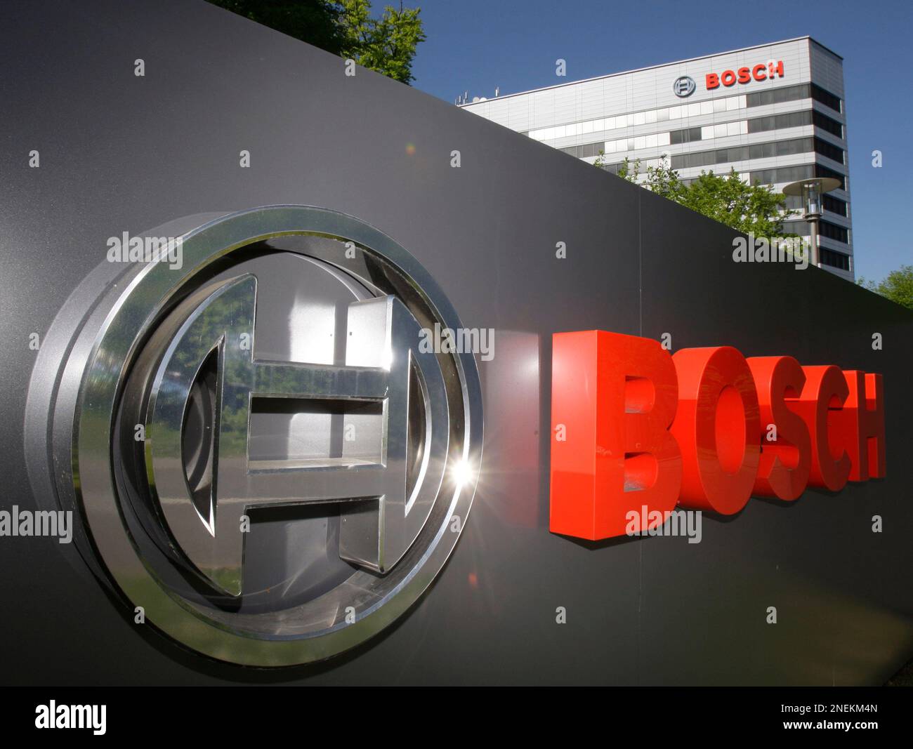 ARCHIV - Das Bosch-Logo prangt am 8. Mai 2008 vor der Konzernzentrale ...
