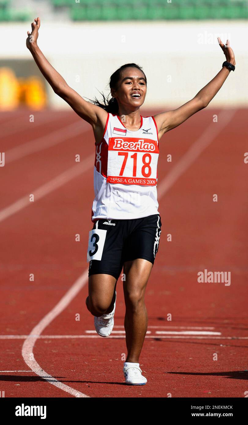 Triyaningsih of Indonesia wins the women's 10,000-meter finals at the ...