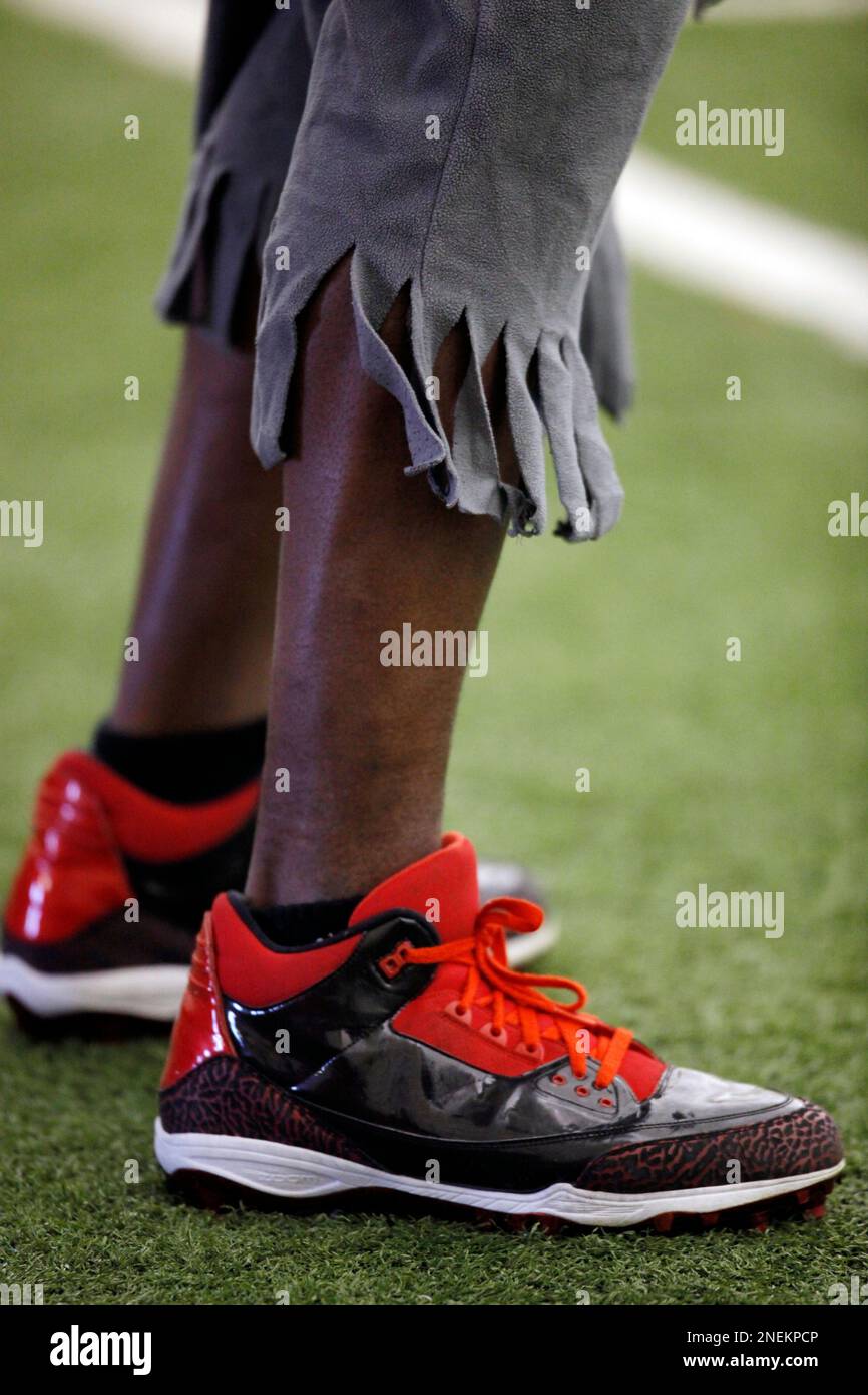 Buffalo Bills' Terrell Owens feet are shown during NFL football ...