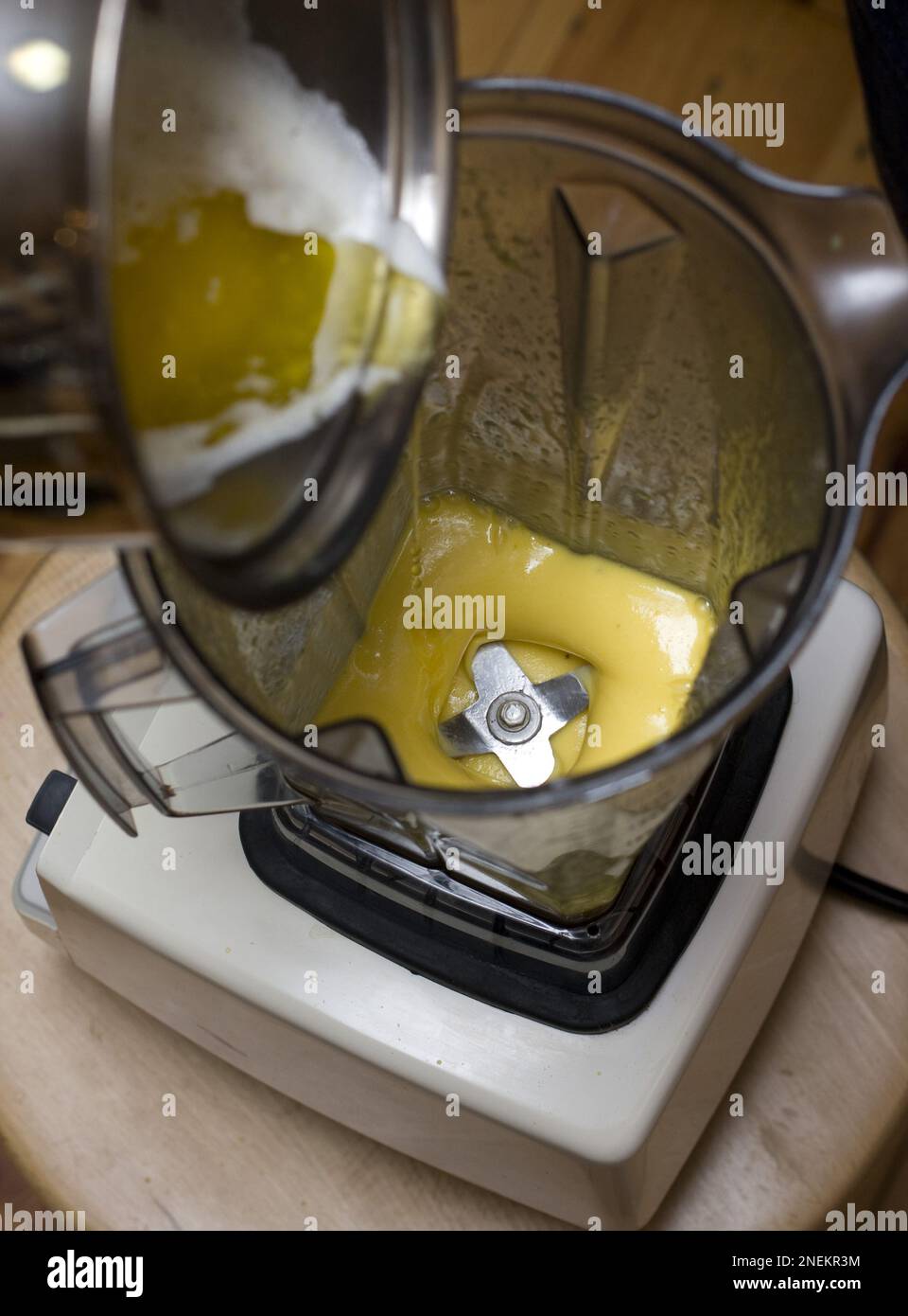 **HOLD FOR LIFESTYLES** Making hollandaise sauce with blender. (AP ...