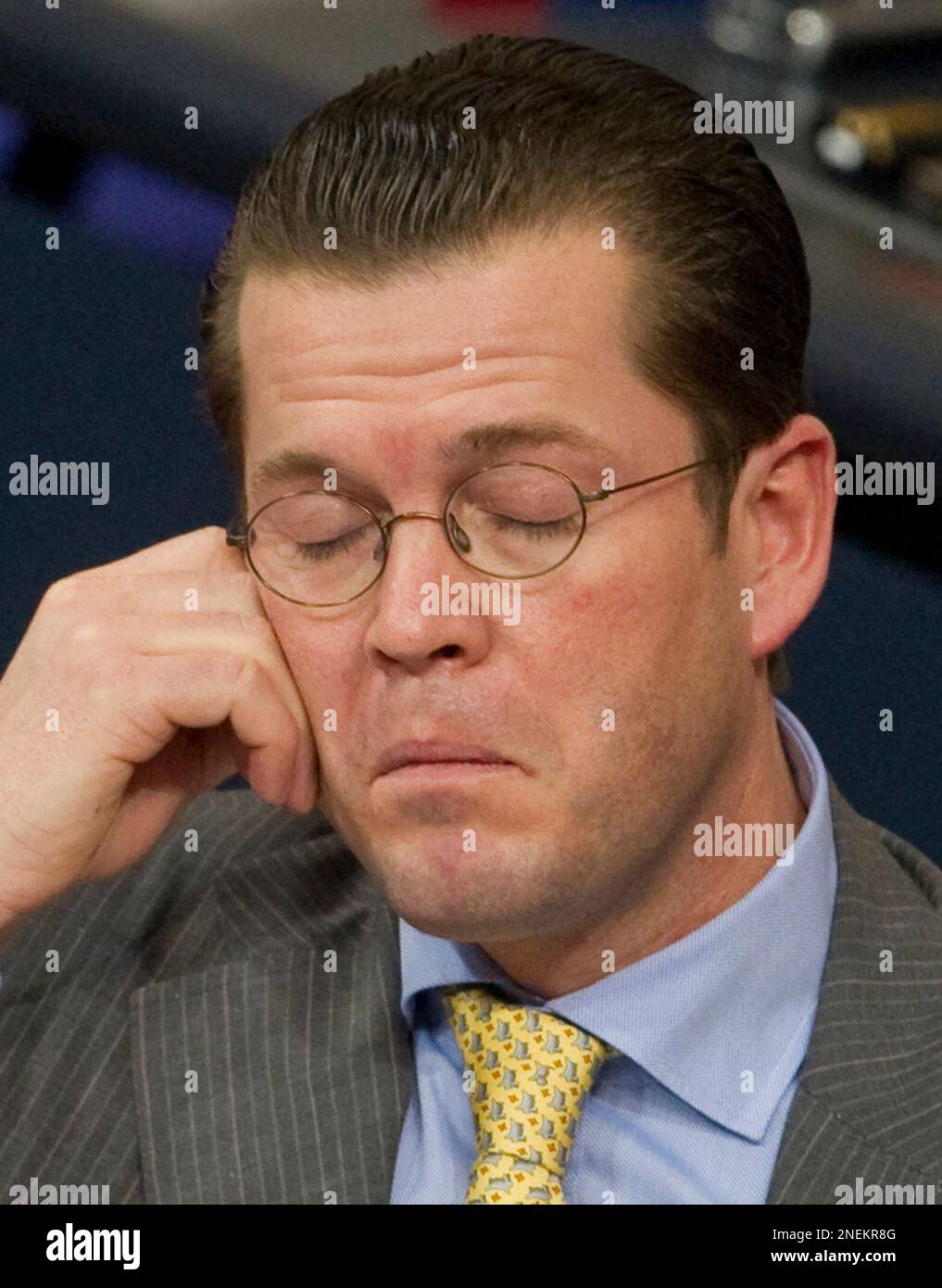 Bundesverteidigungsminister Karl-Theodor zu Guttenberg sitzt am ...